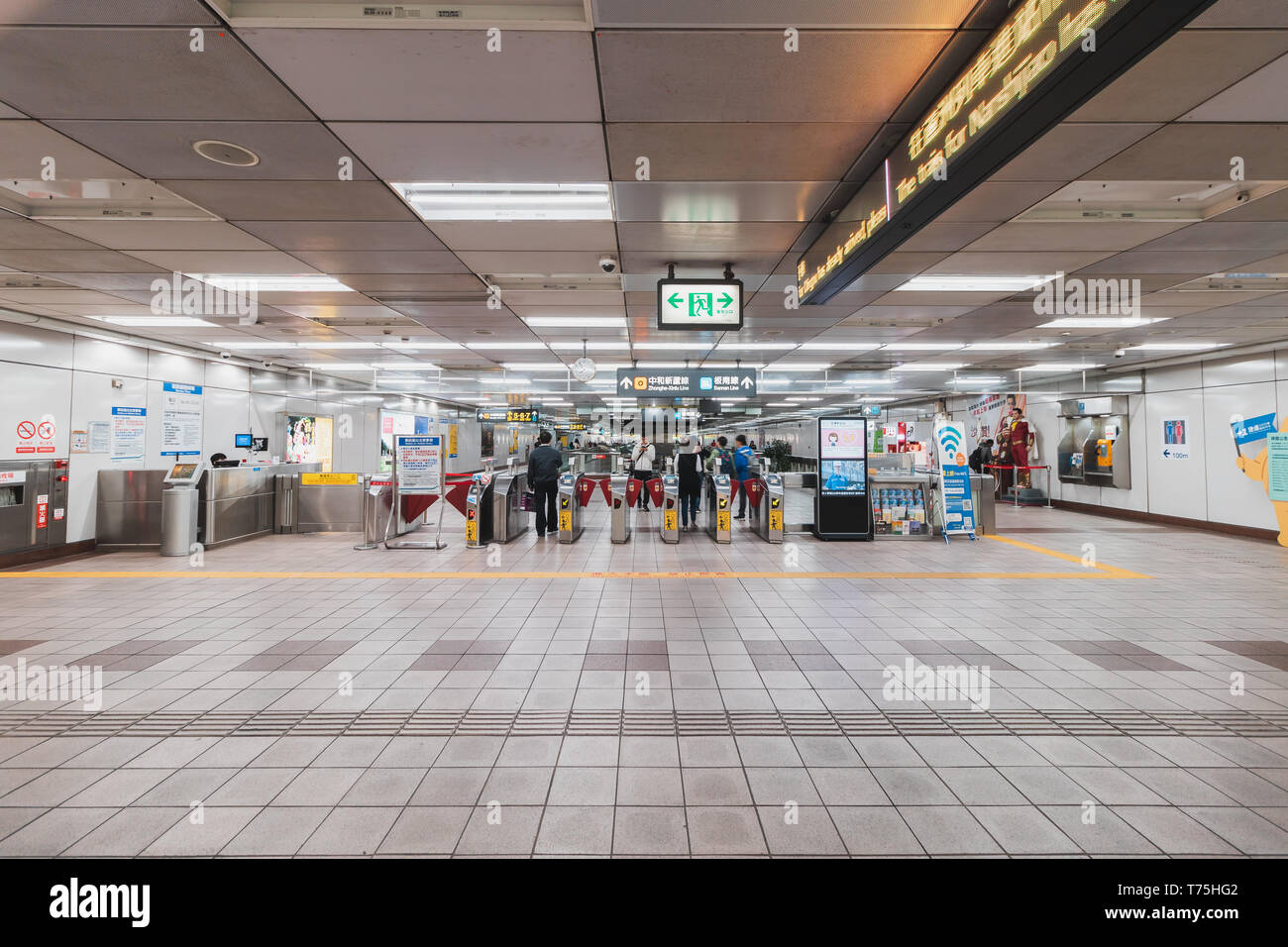 Motion blur of Crowd of commuter passing through ticket gate and enter ...