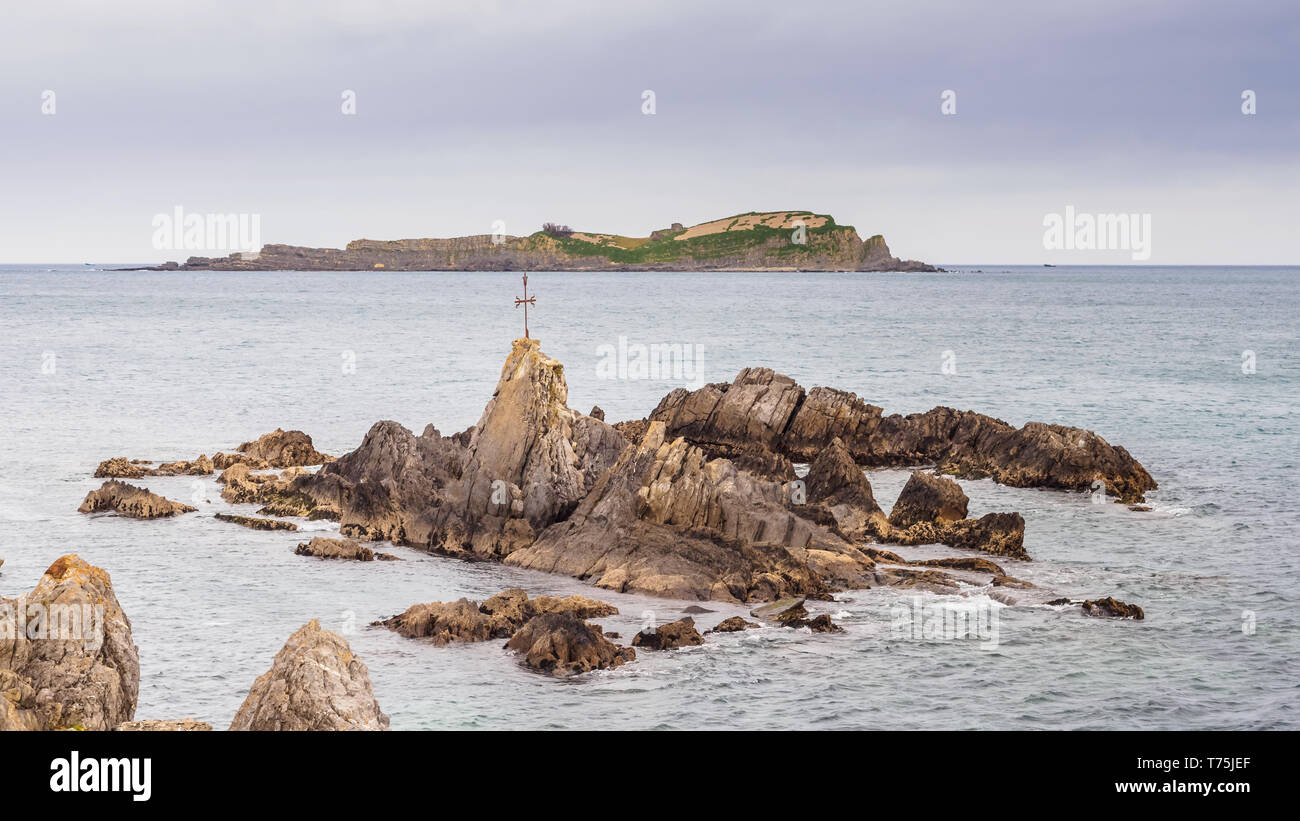 Coast of the Vizcaya village of Mundaca on a beautiful cloudy day ...