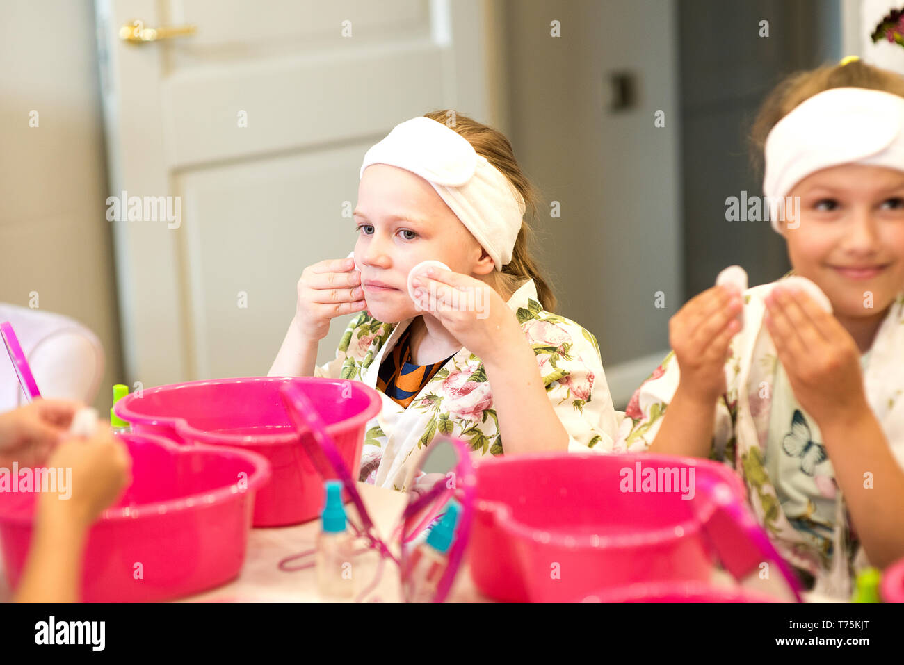 Girls spa party hi-res stock photography and images - Alamy
