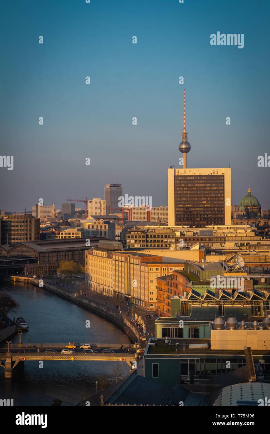 Berlin reichstag aerial view hi-res stock photography and images - Alamy