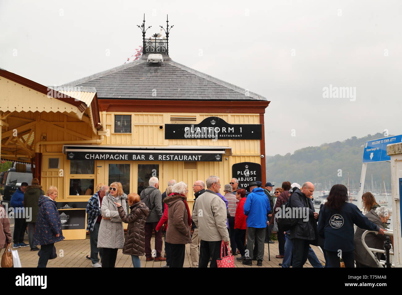 Platform 1 restaurant hi-res stock photography and images - Alamy