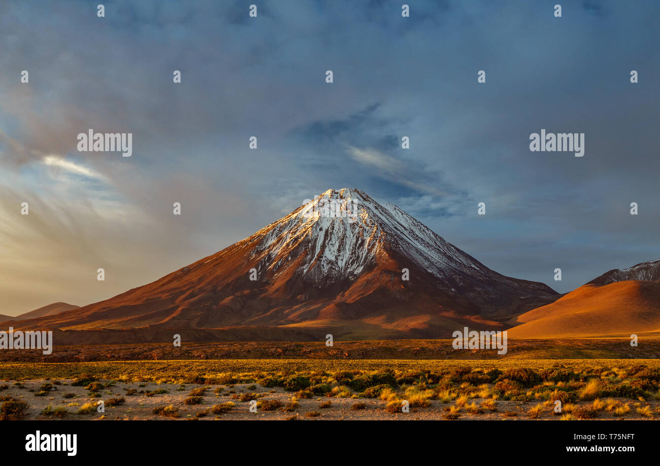 Volcano in the desert hi-res stock photography and images - Alamy