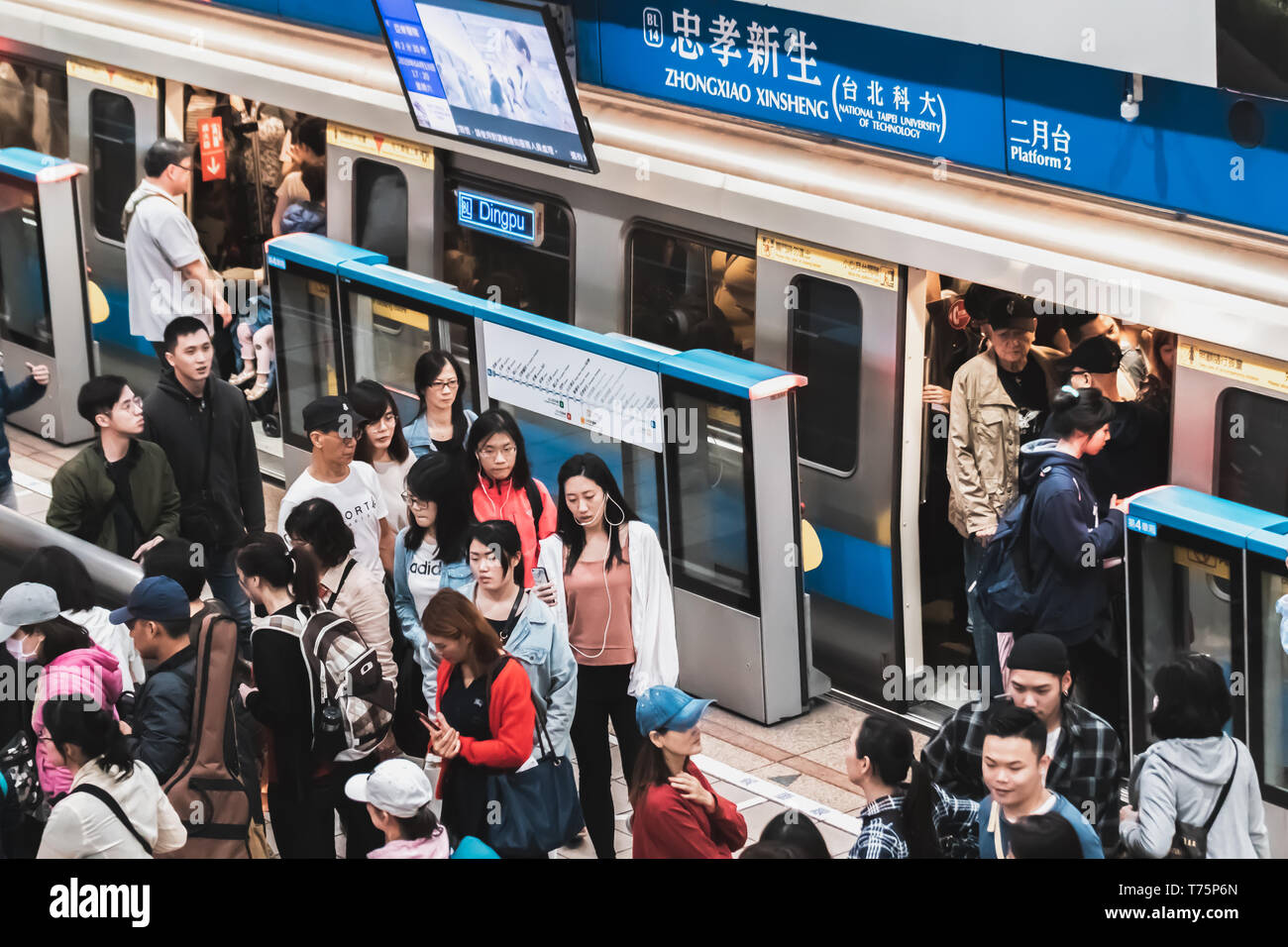 Taipei, Taiwan: Crowd of arrival commuter leaving a cram and crowded ...