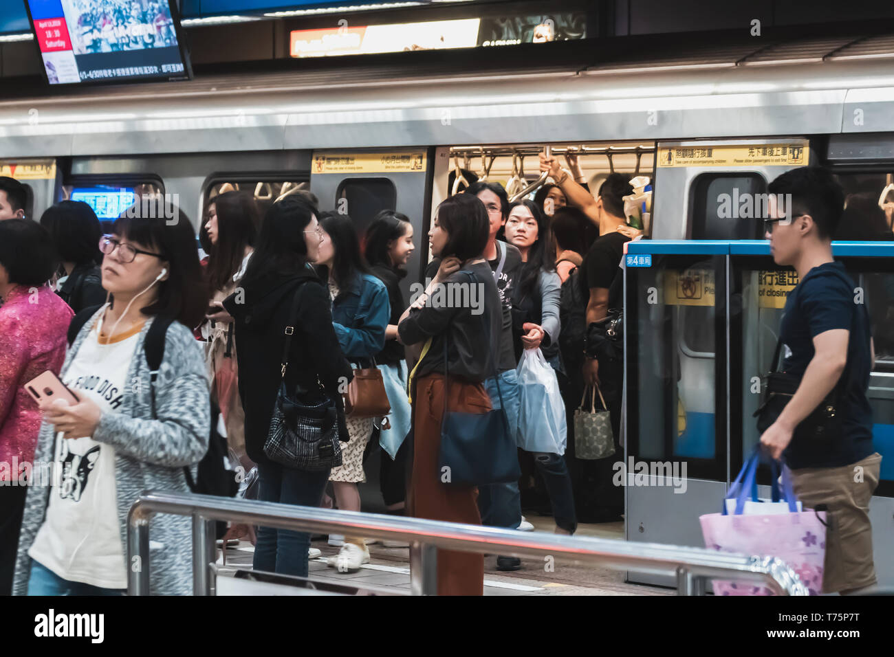Taipei, Taiwan : Crowd of arrival commuter leaving a cram and crowded ...