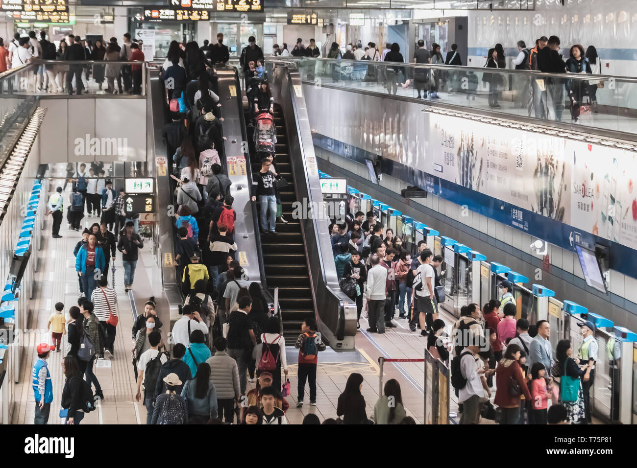 April 13, 2019: Crowded MRT Station in Taipei City during the evening ...