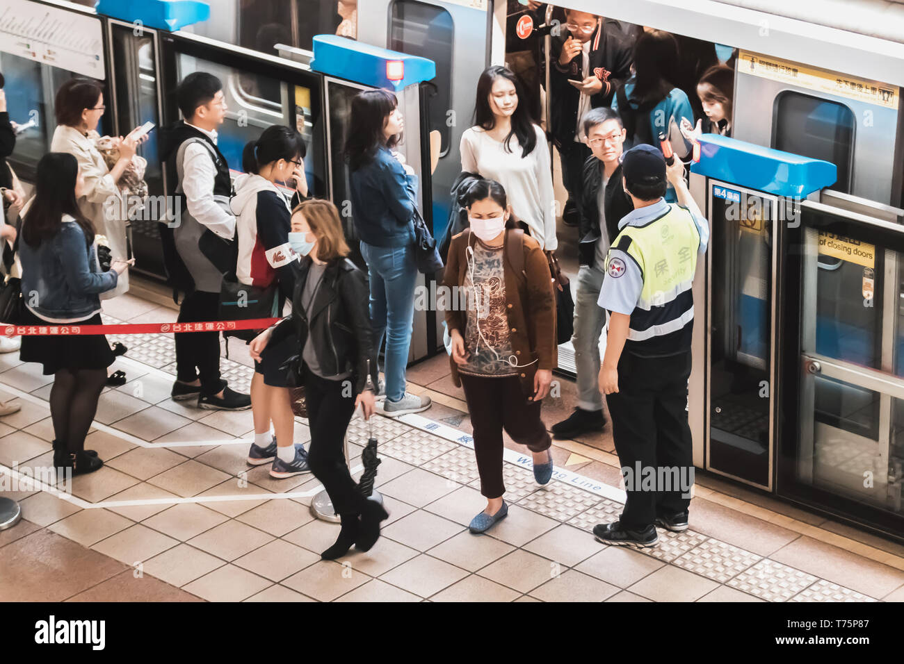 Taipei, Taiwan : Crowd of commuter cram into an already crowded metro ...