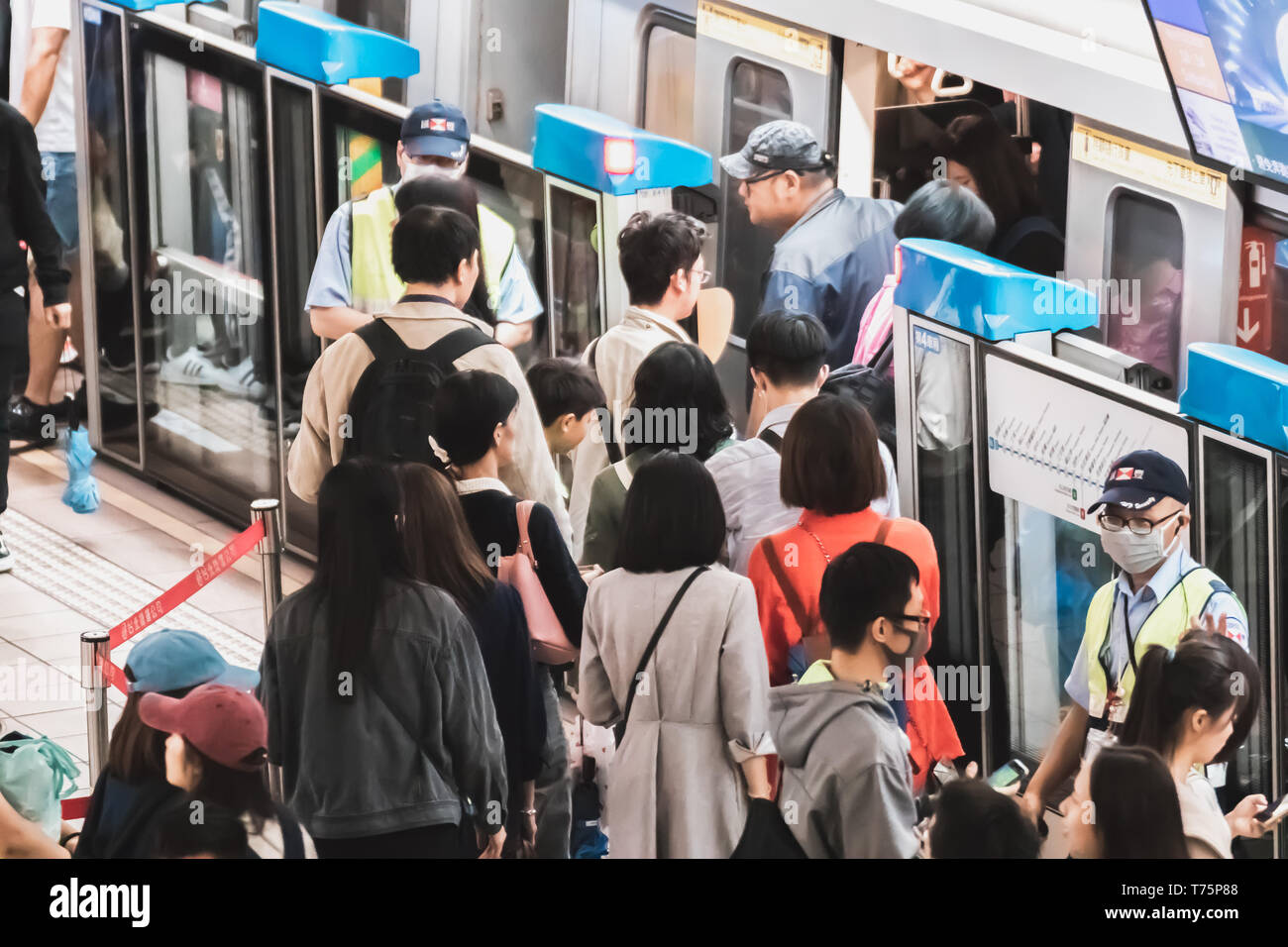 Taipei, Taiwan : Crowd of commuter cram into an already crowded metro ...