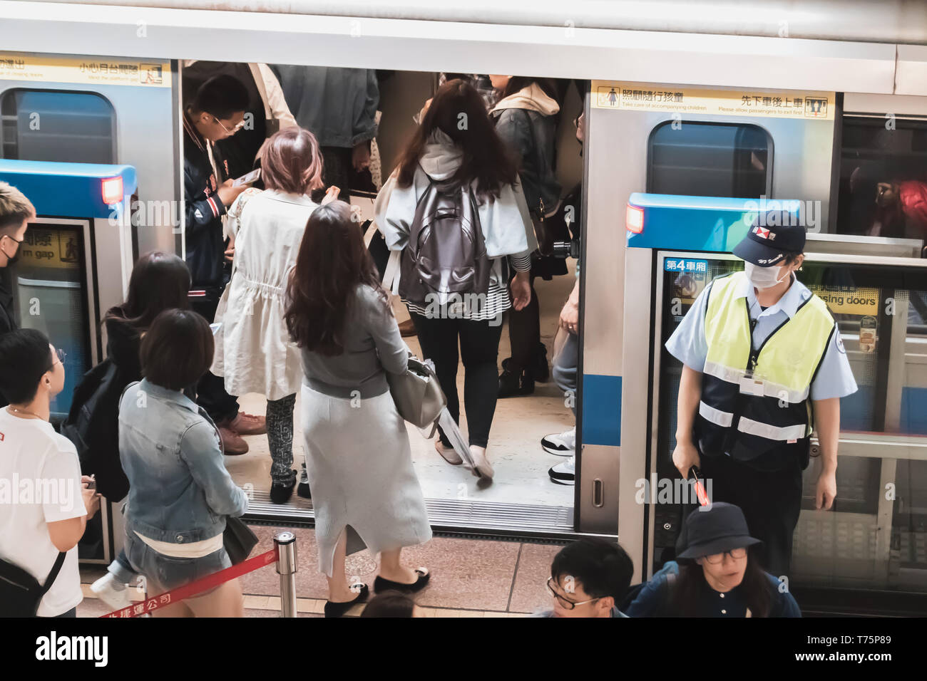 Taipei, Taiwan : Crowd of commuter cram into an already crowded metro ...