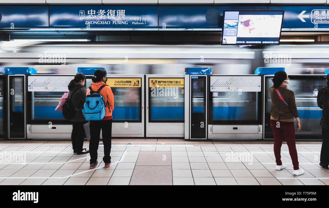 Commuter waiting mrt in taipei hi-res stock photography and images - Alamy