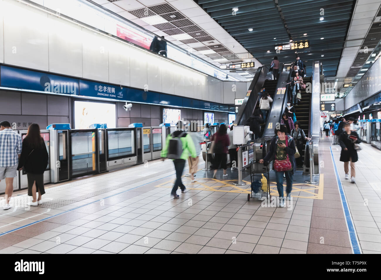 Motion Blur of Crowd of arrival commuter leaving a cram and crowded ...