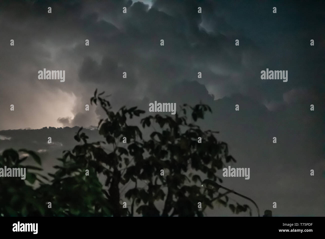 Huge thunderstorm cloud lighting hi-res stock photography and images ...