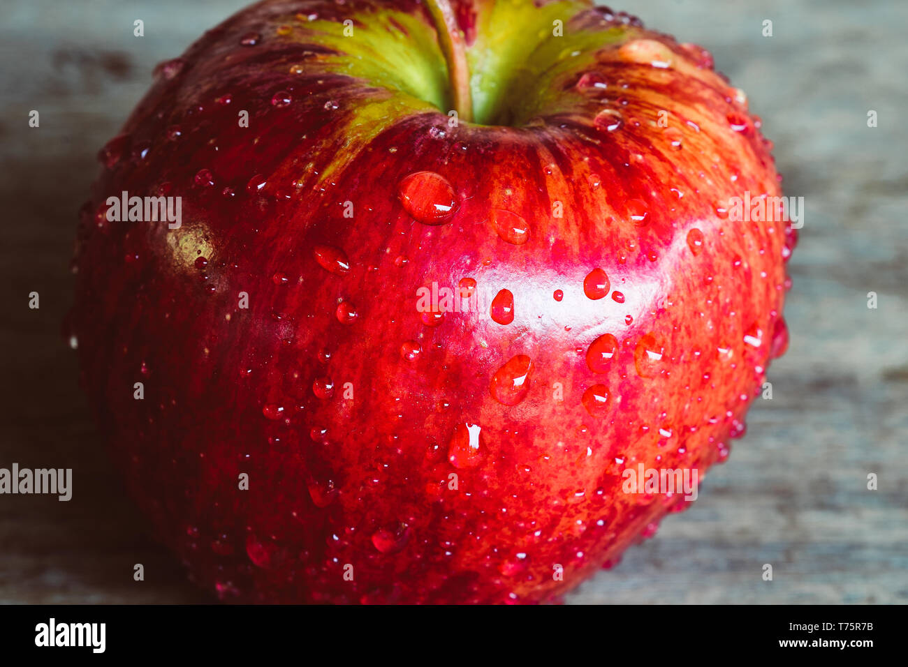 Red apple with water droplets hi-res stock photography and images - Alamy