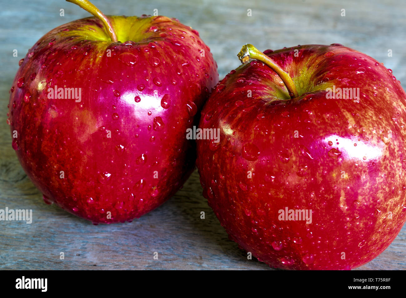 Red apple with water droplets hi-res stock photography and images - Alamy
