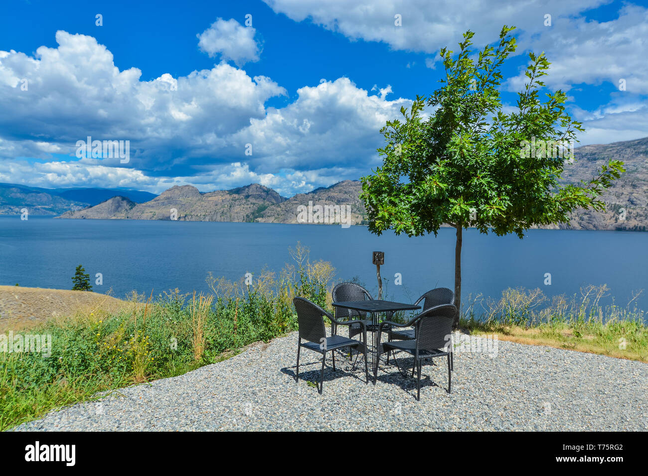 Waterfront dining table hi-res stock photography and images - Alamy