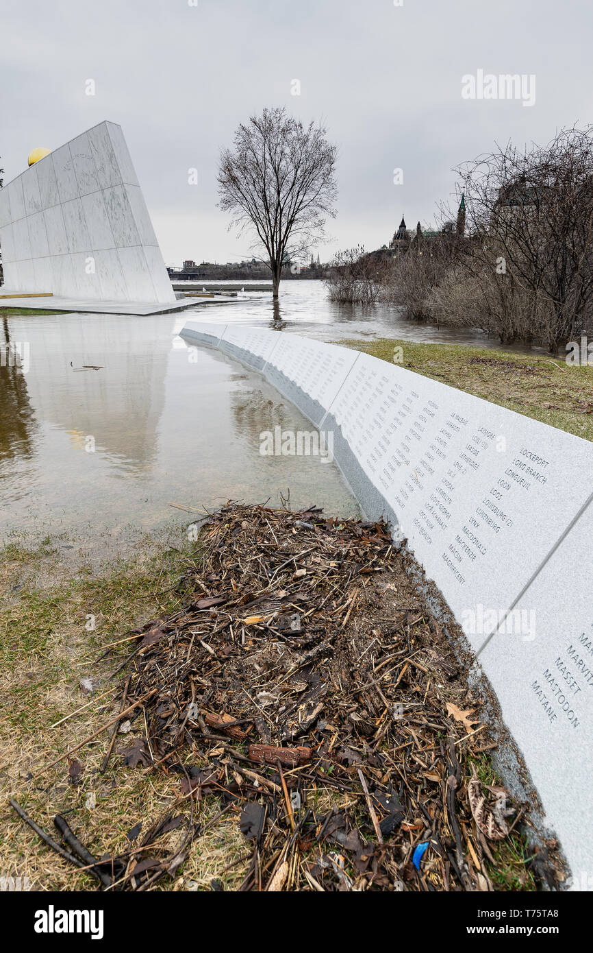 Monument bridge hull hi-res stock photography and images - Alamy