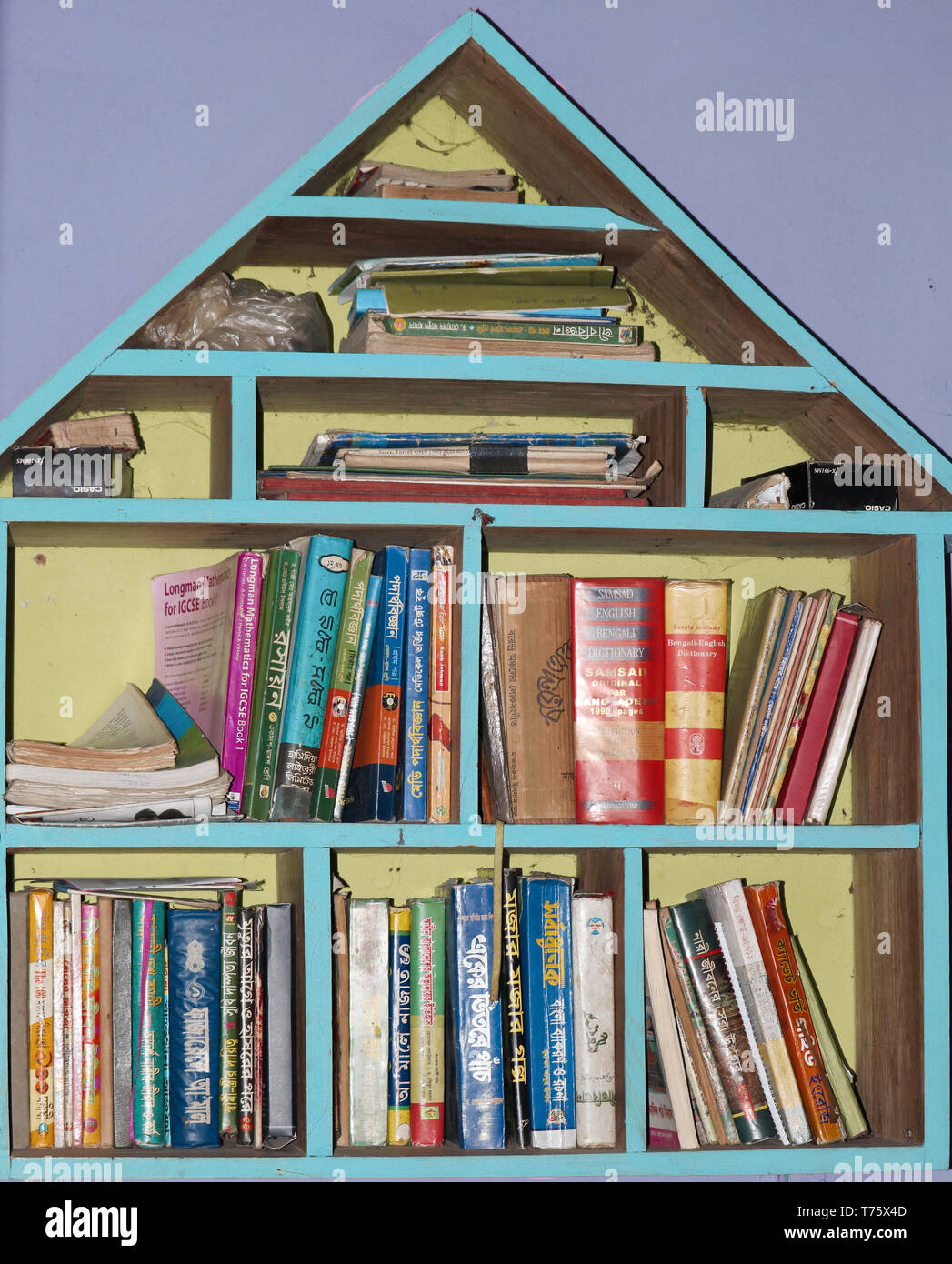 Basic wood bookshelf hi-res stock photography and images - Alamy