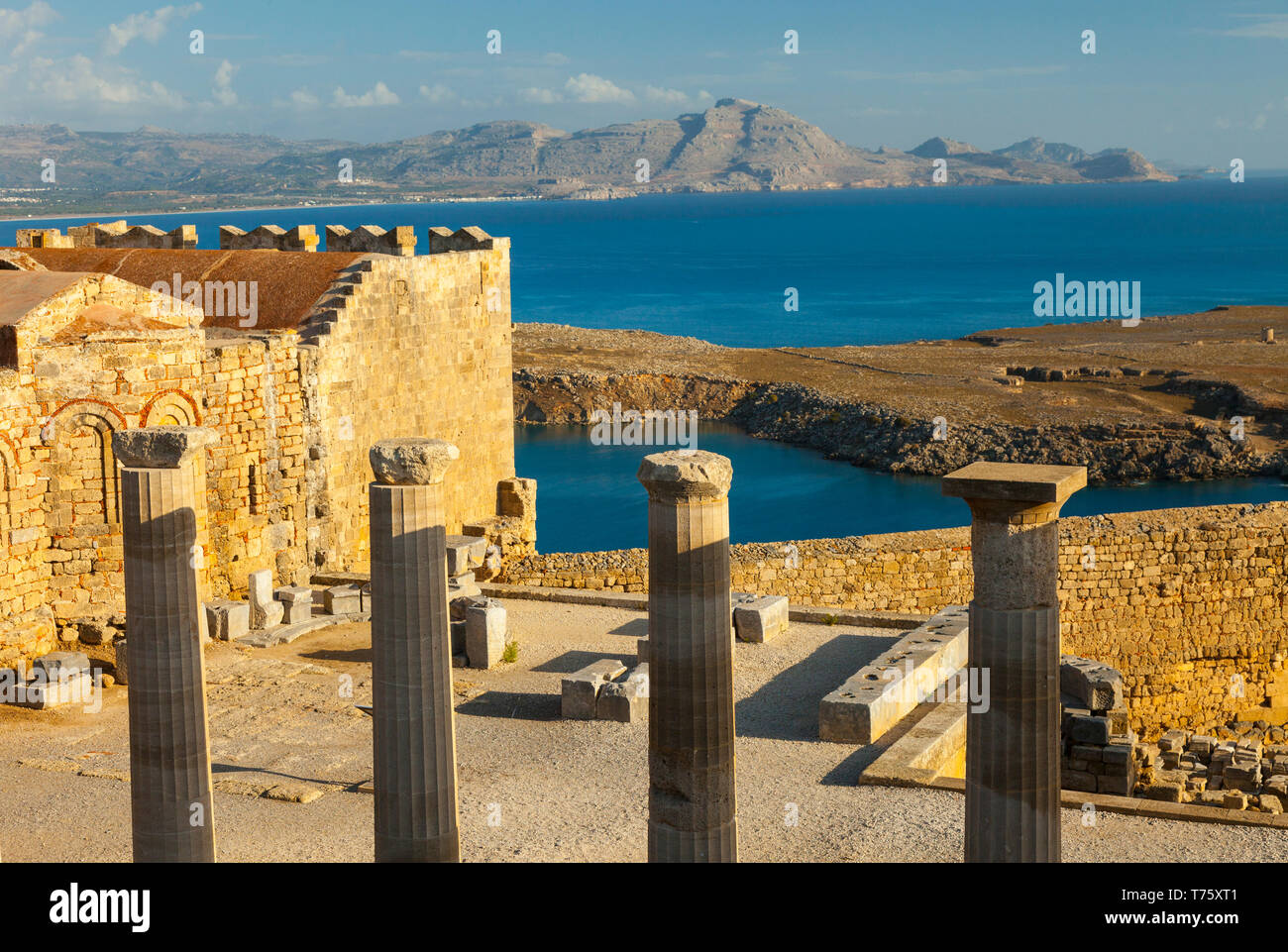Acrópolis, Pueblo de Lindos, Isla de Rodas, Dodecaneso, Grecia Stock ...