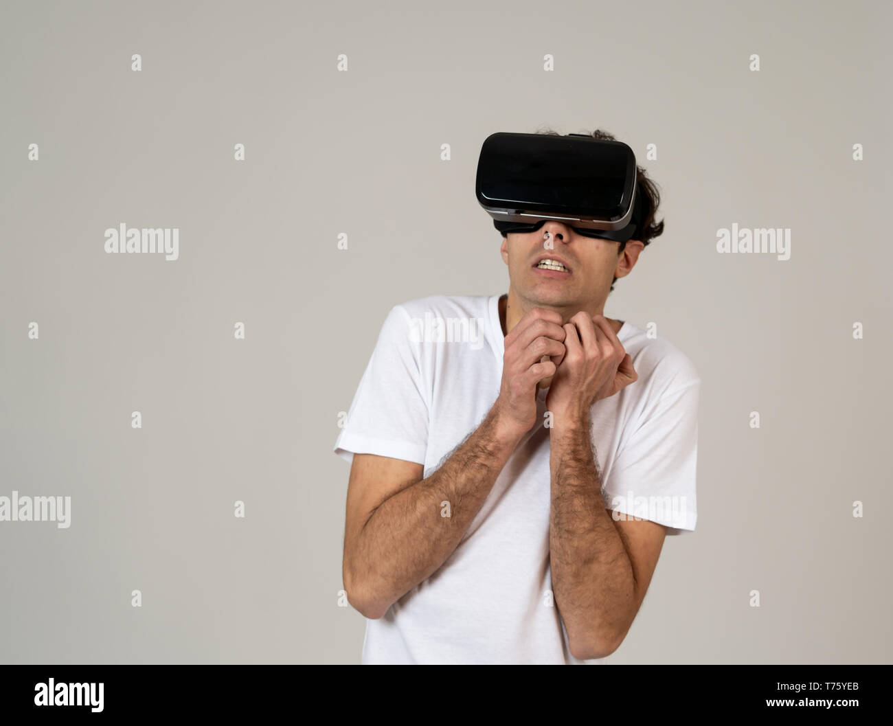 Using virtual reality goggles hi-res stock photography and images - Alamy