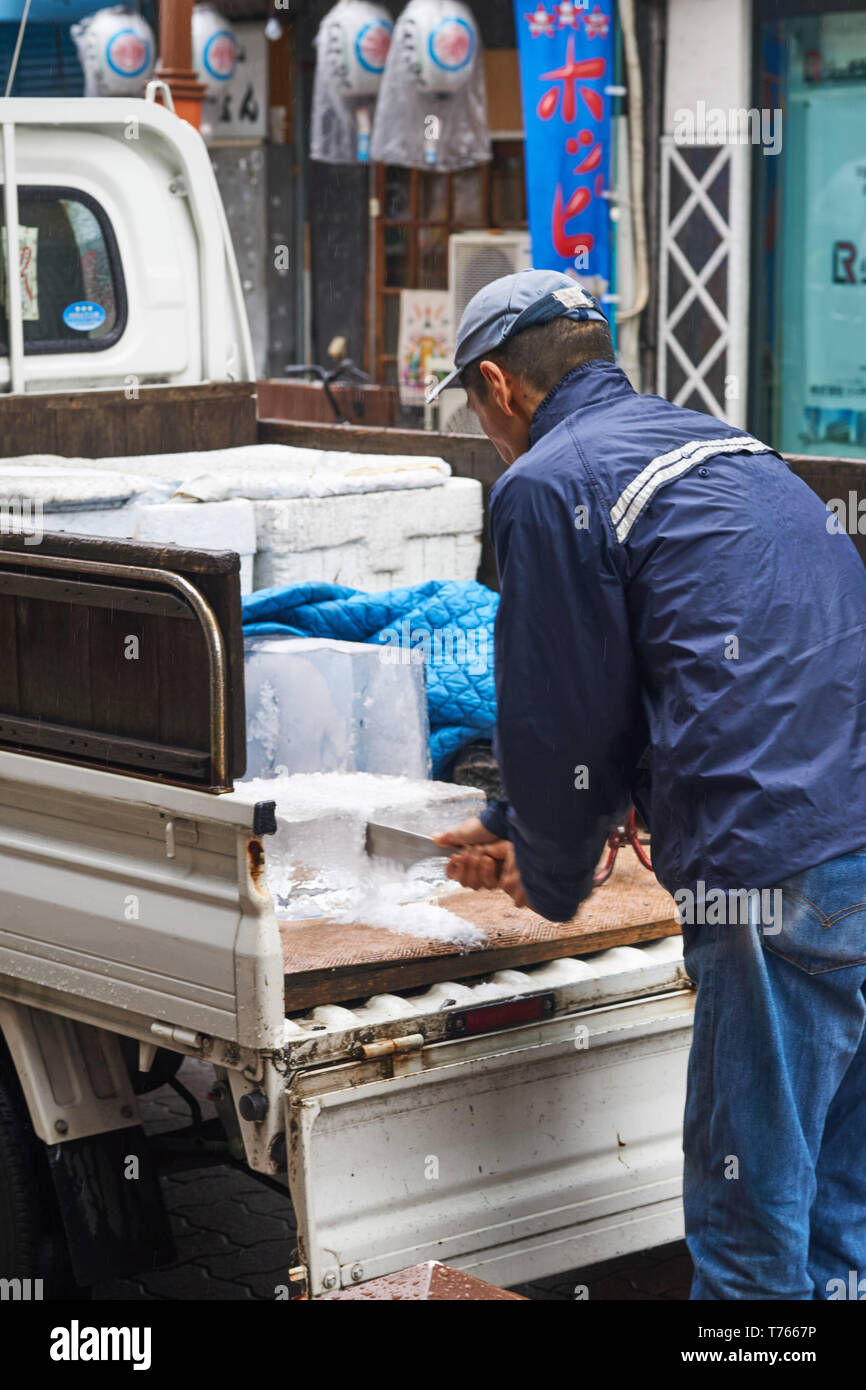 Block of ice delivery hi-res stock photography and images - Alamy