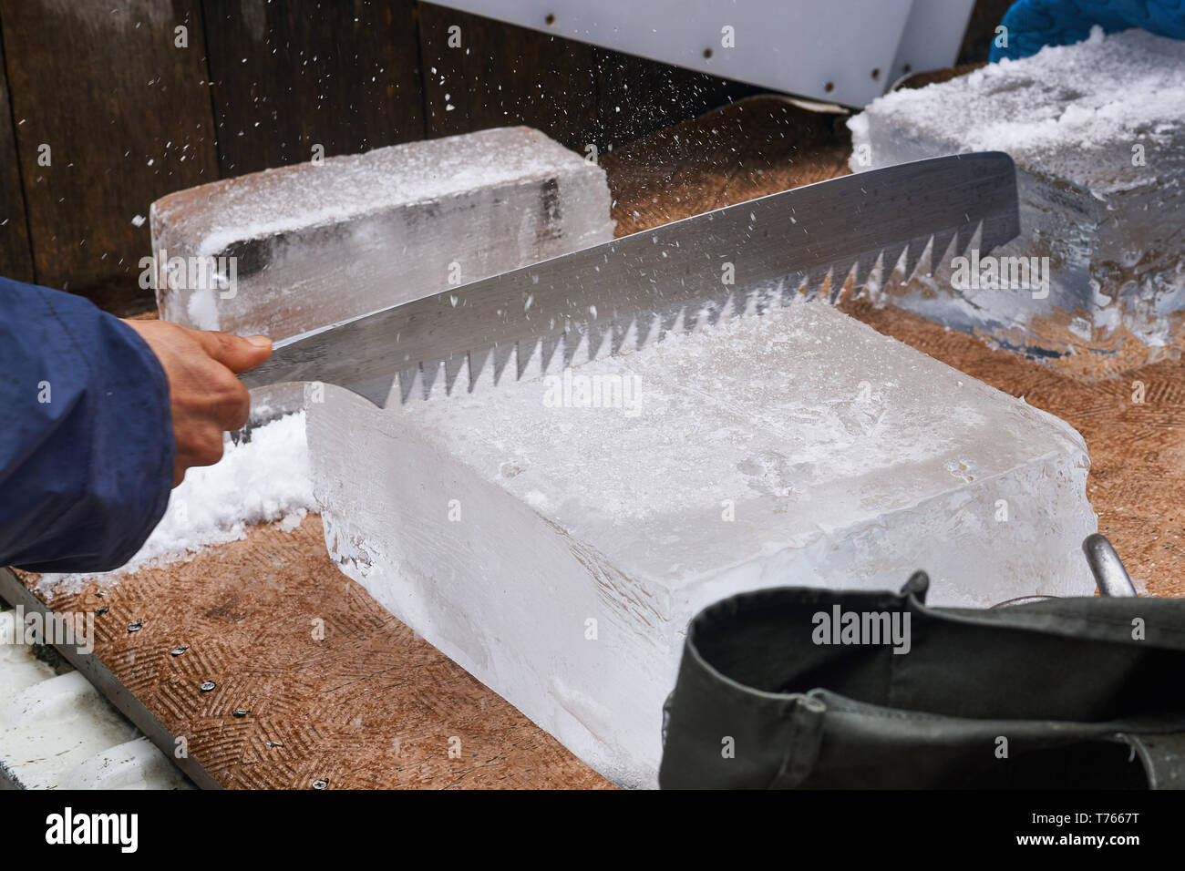 Block of ice delivery hi-res stock photography and images - Alamy