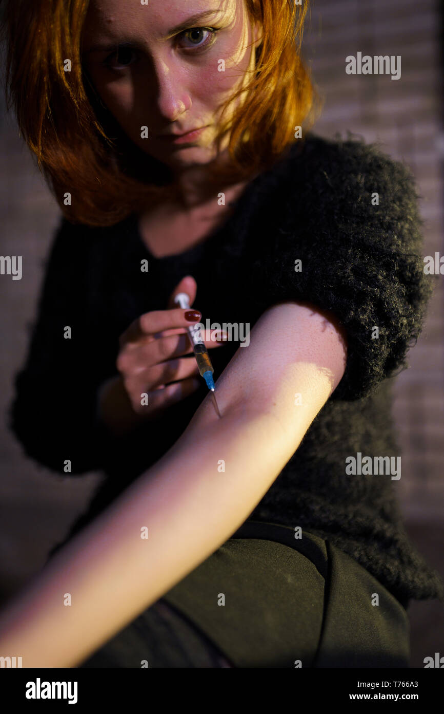 Young woman addict injecting heroin hi-res stock photography and images ...