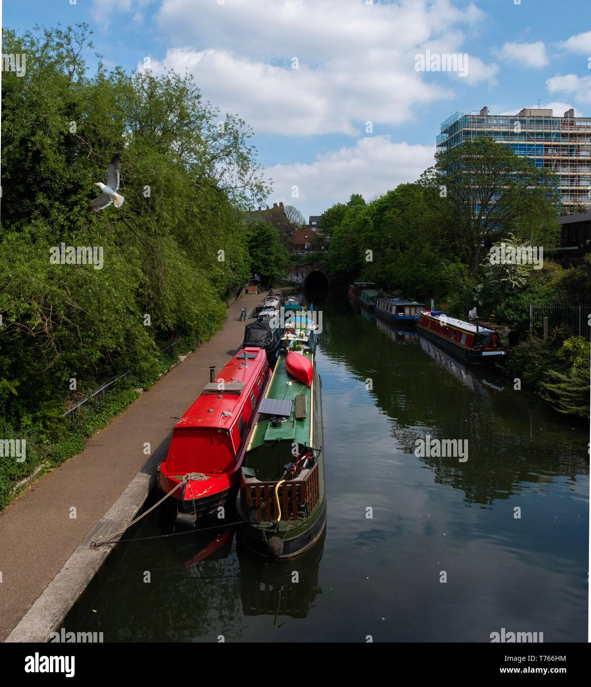 Narrow Boats On The Regents Canal Stock Photos & Narrow Boats On The ...