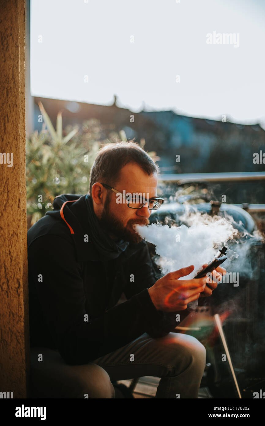 Smartphone smoke hi-res stock photography and images - Alamy