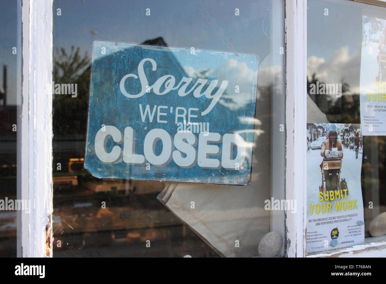 closed sign in a window of a shop Stock Photo - Alamy