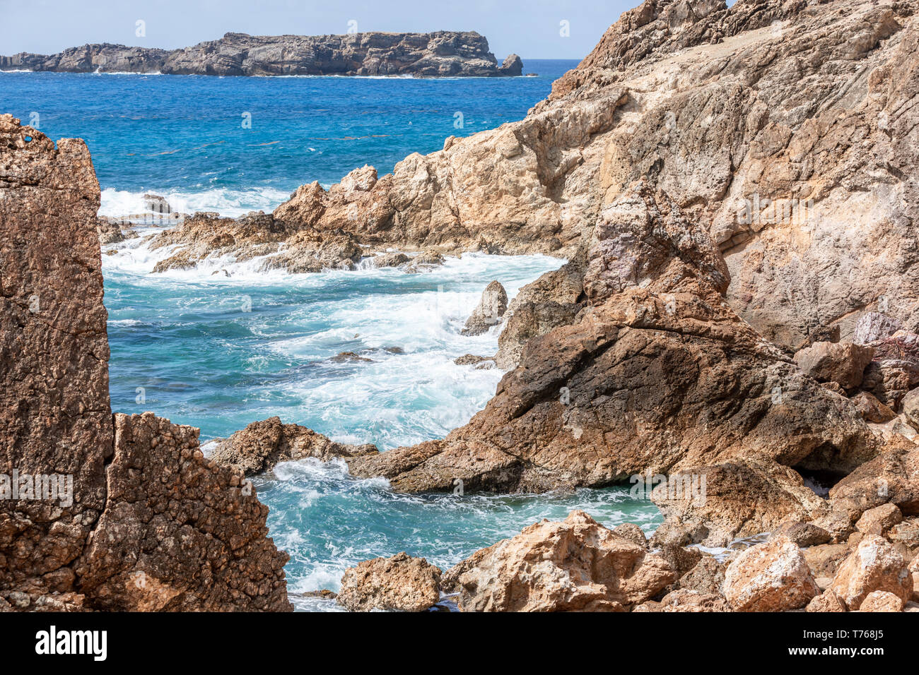Ocean waves hitting rocks hi-res stock photography and images - Alamy