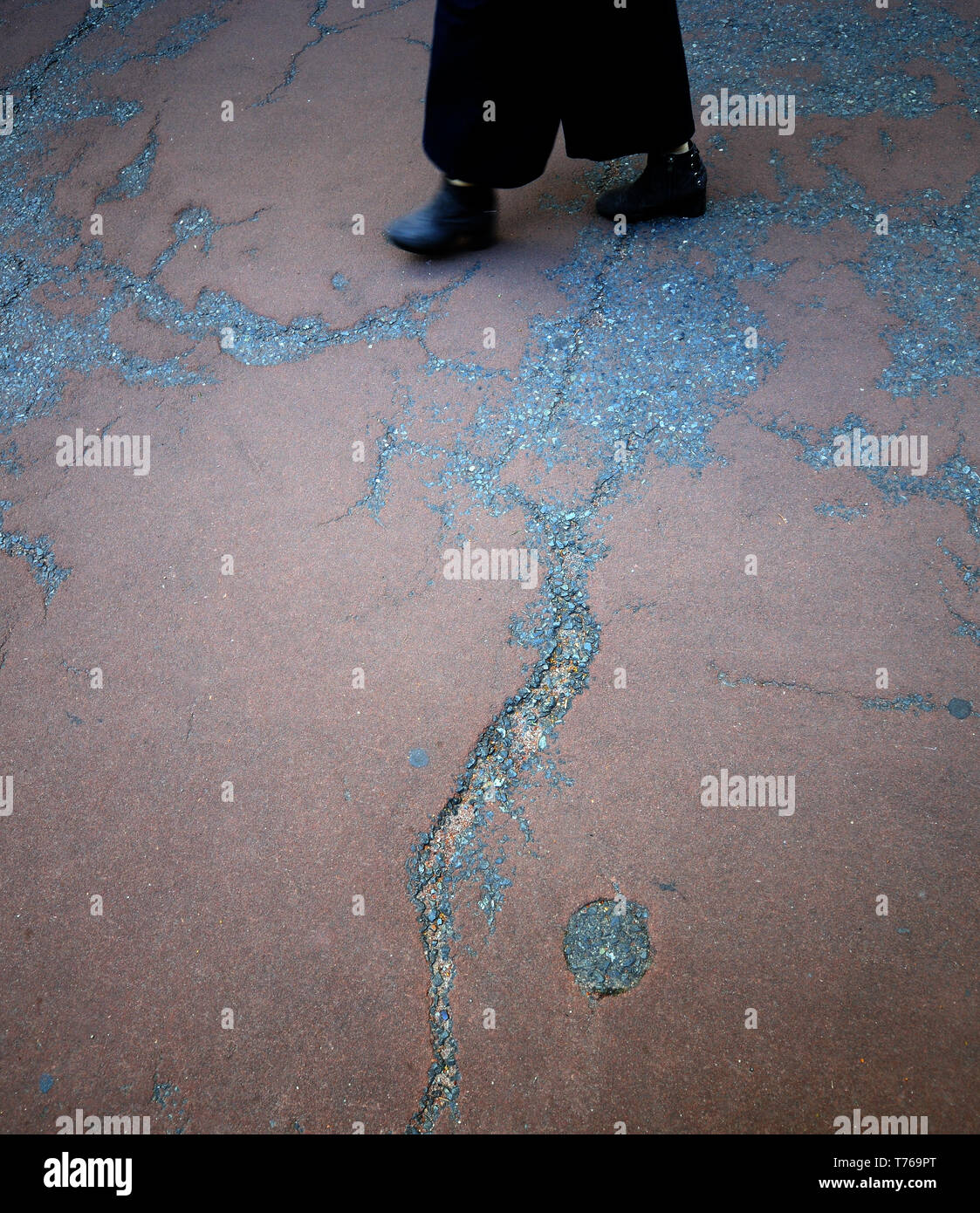 Cracks pavement hi-res stock photography and images - Alamy