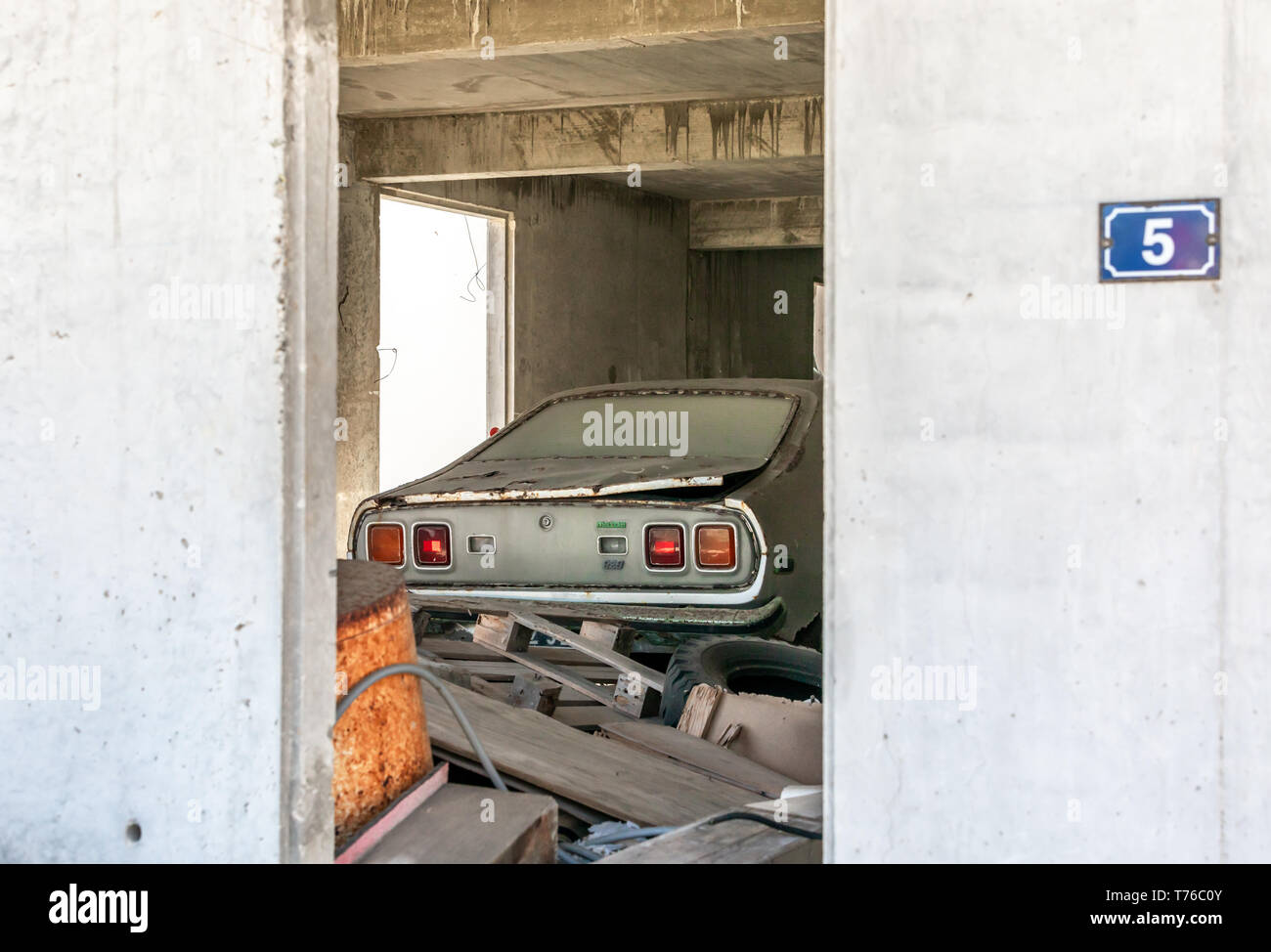 Falling down building hi-res stock photography and images - Alamy