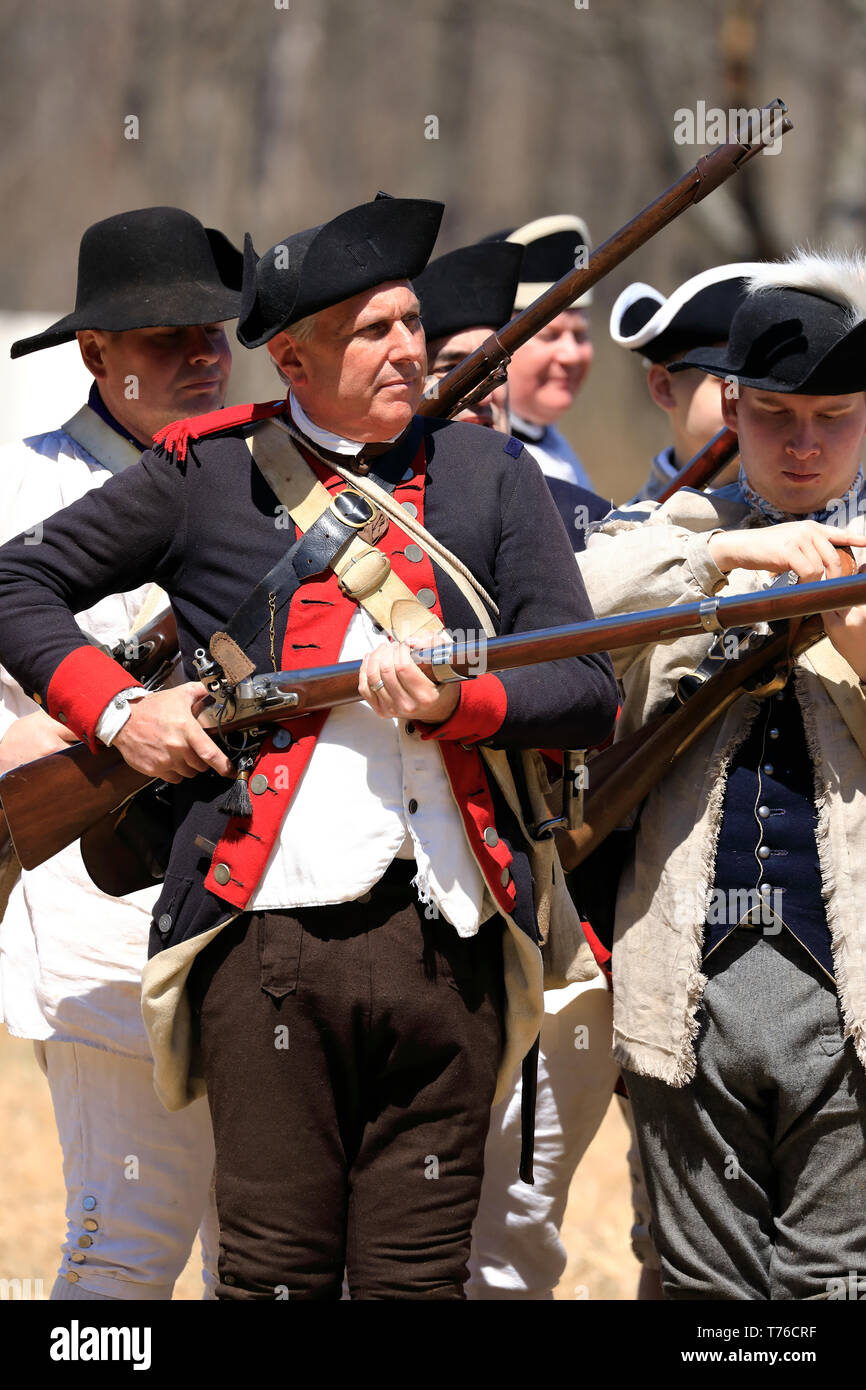 Reenactors of American Continental Army loading their muskets in Jockey ...