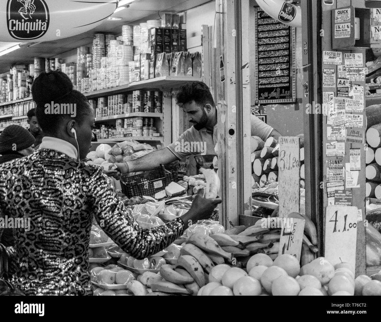Market traders shoppers Black and White Stock Photos & Images - Alamy
