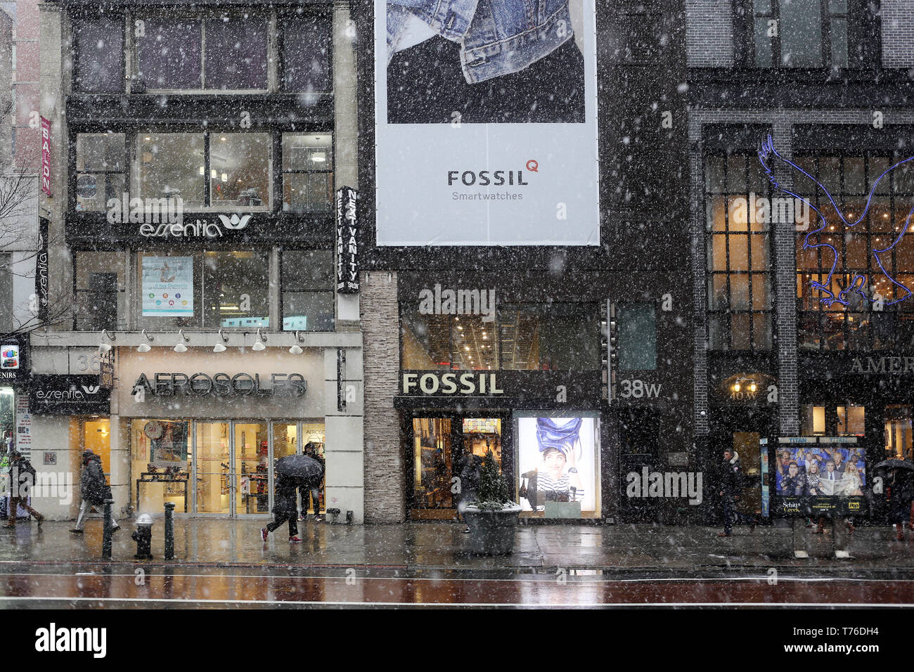 Shopping big bus hi-res stock photography and images - Alamy