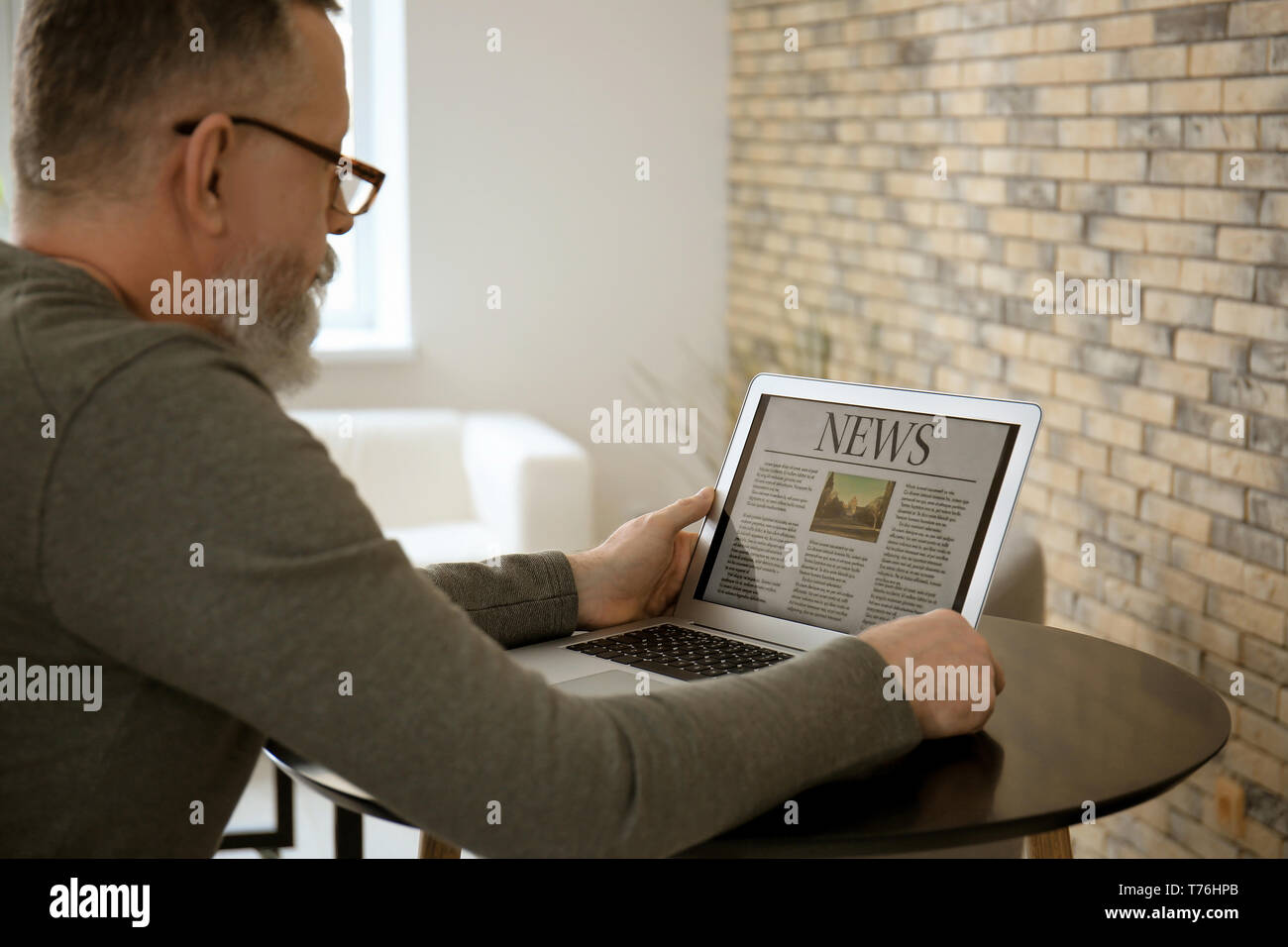 Fake news in laptop hi-res stock photography and images - Alamy