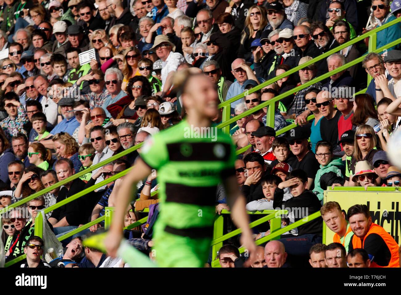 Mk dons fans hi-res stock photography and images - Alamy