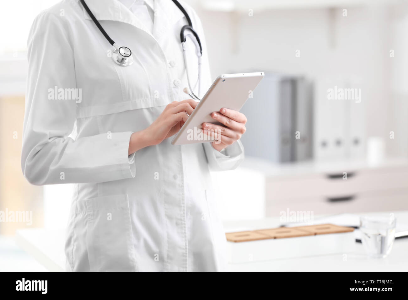 Doctor tablet pc prescription hi-res stock photography and images - Alamy
