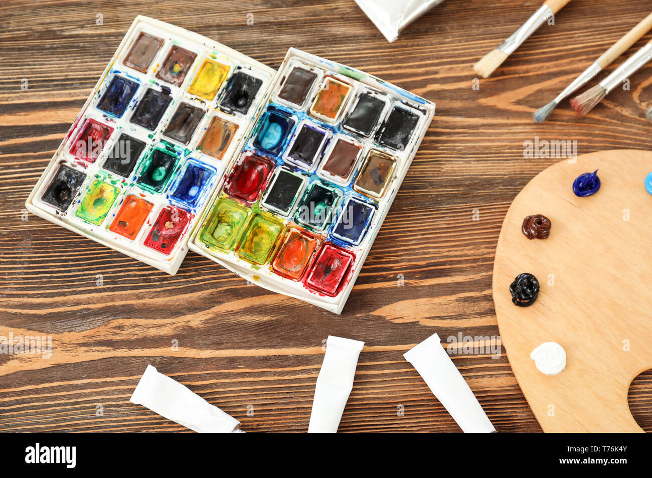 Dye palettes hi-res stock photography and images - Alamy