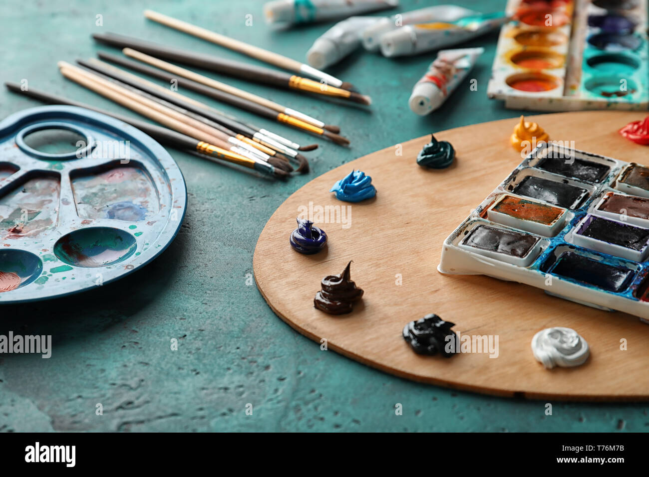 Paint palettes hi-res stock photography and images - Alamy