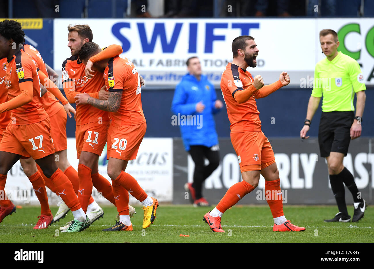 Luton Town's Elliot Lee (centre) celebrates scoring his side's second ...