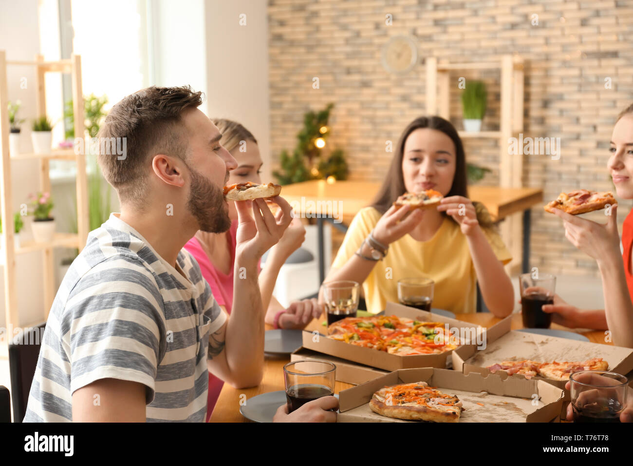 Young people eating pizza hi-res stock photography and images - Alamy