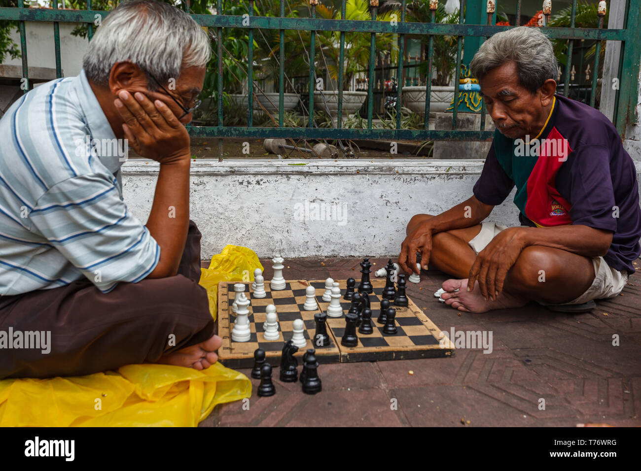 Two old men playing chess hi-res stock photography and images - Alamy