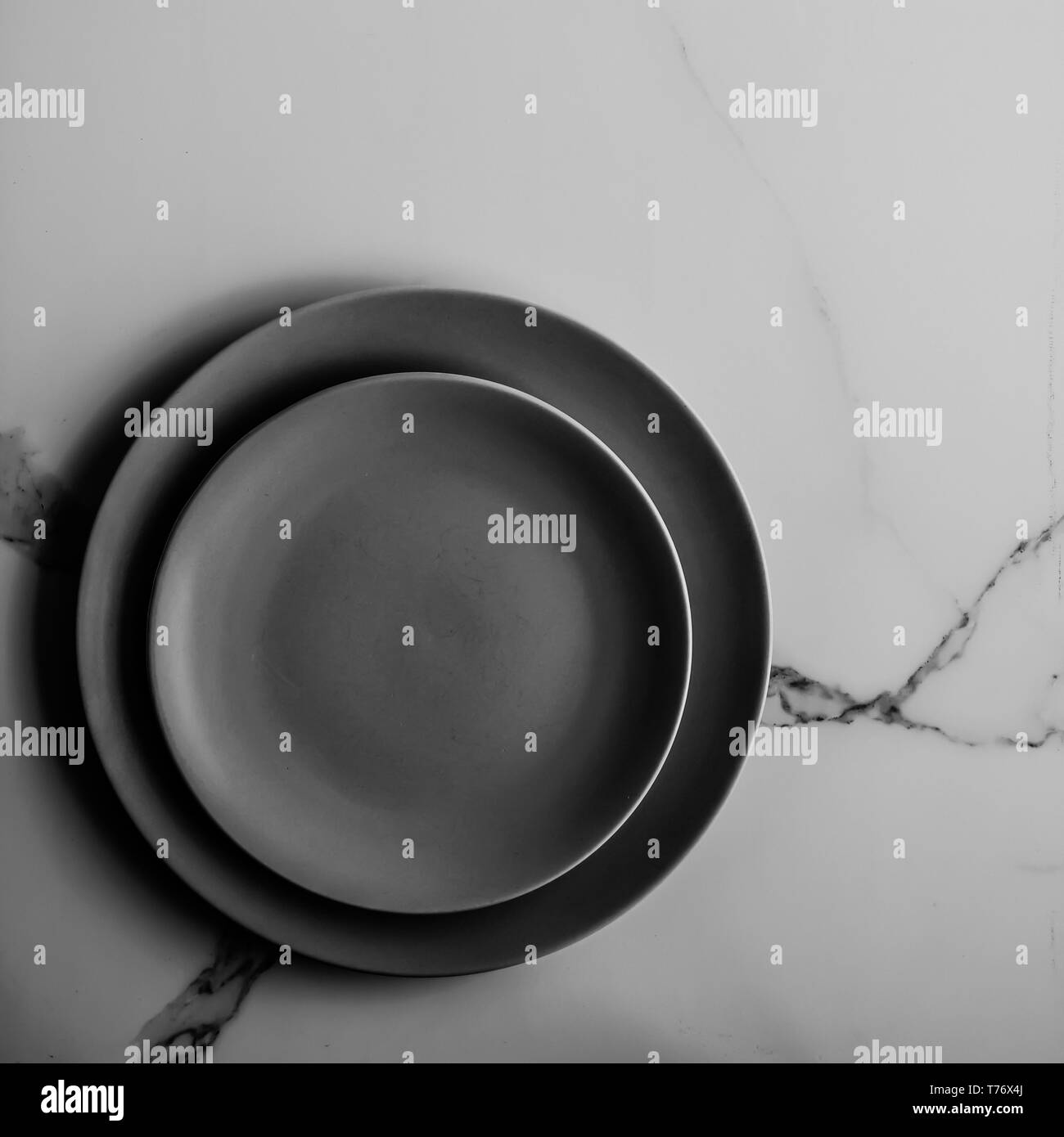 Black empty plate on marble, flatlay - stylish tableware, table decor ...