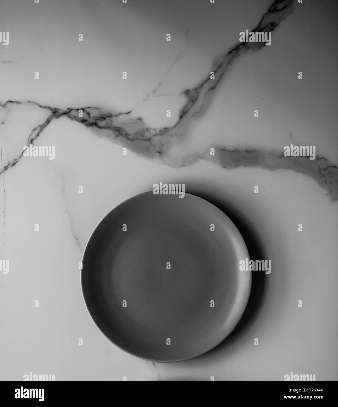 Black empty plate on marble, flatlay - stylish tableware, table decor ...