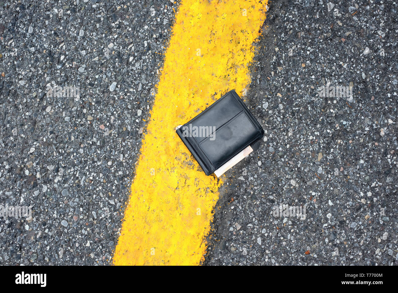 Dropped money pavement hi-res stock photography and images - Alamy