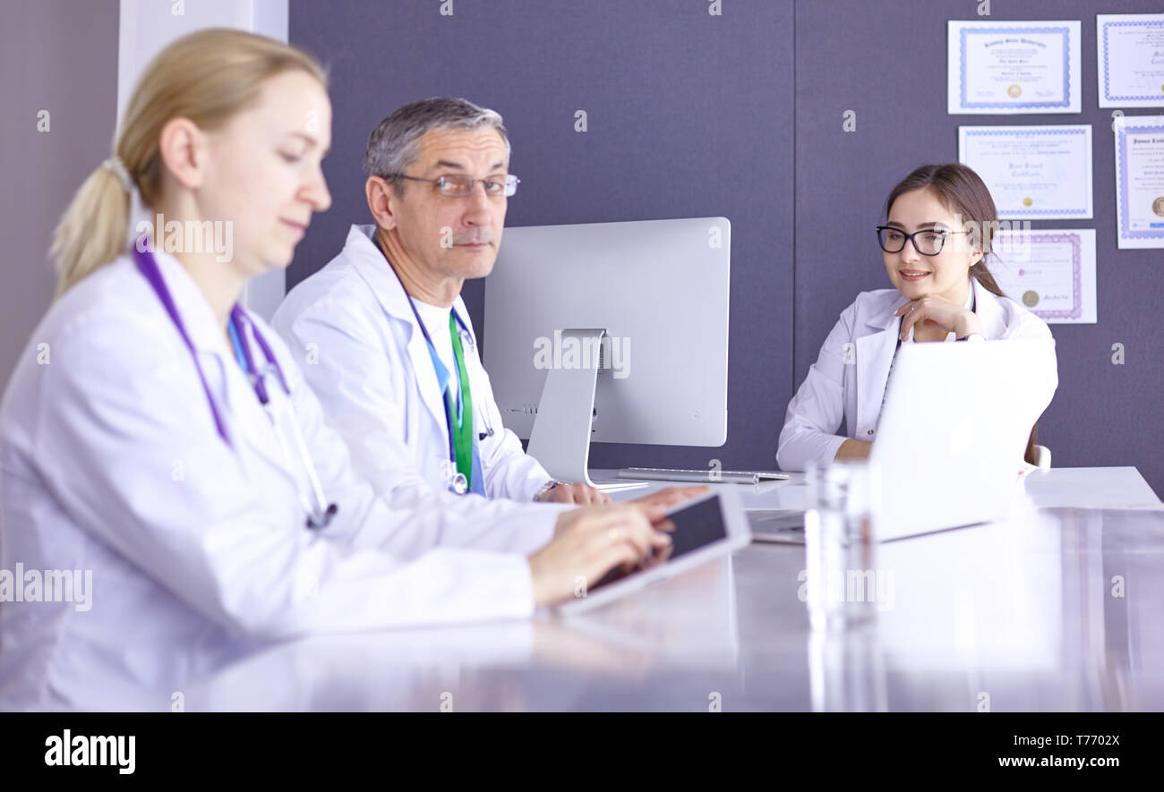 Doctor office discussion hi-res stock photography and images - Alamy