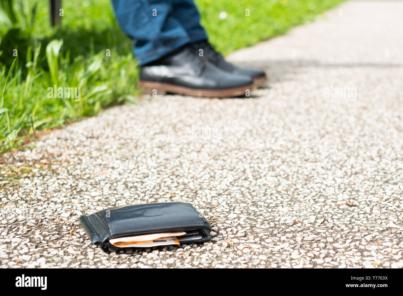 Money drop hi-res stock photography and images - Alamy