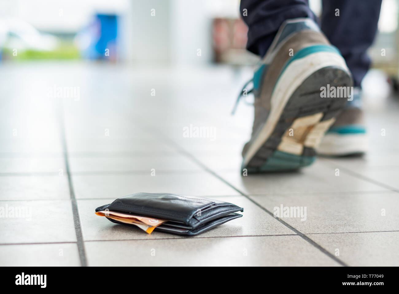 Lost wallet lying on street hi-res stock photography and images - Alamy