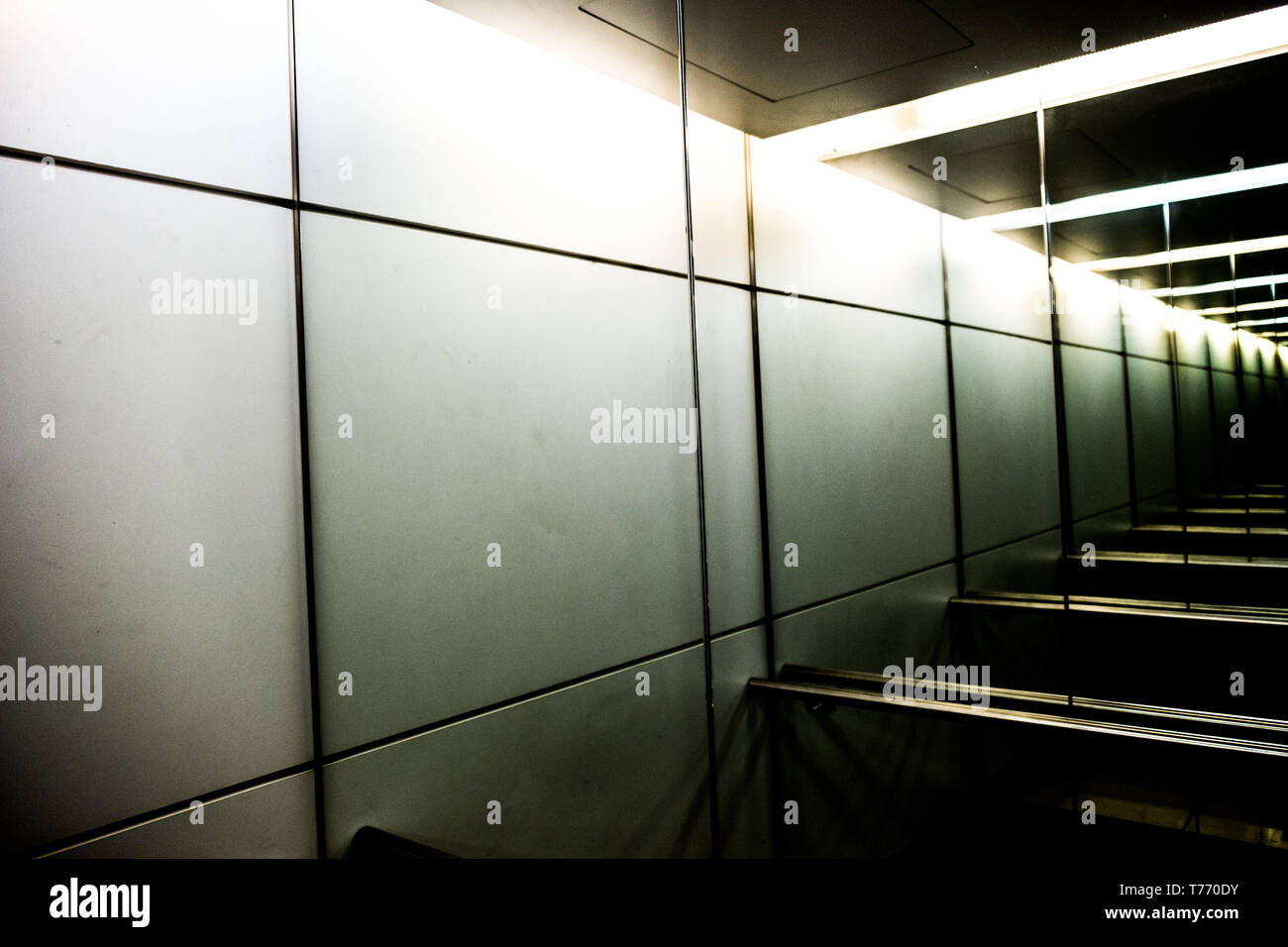 Infinity mirror hi-res stock photography and images - Alamy