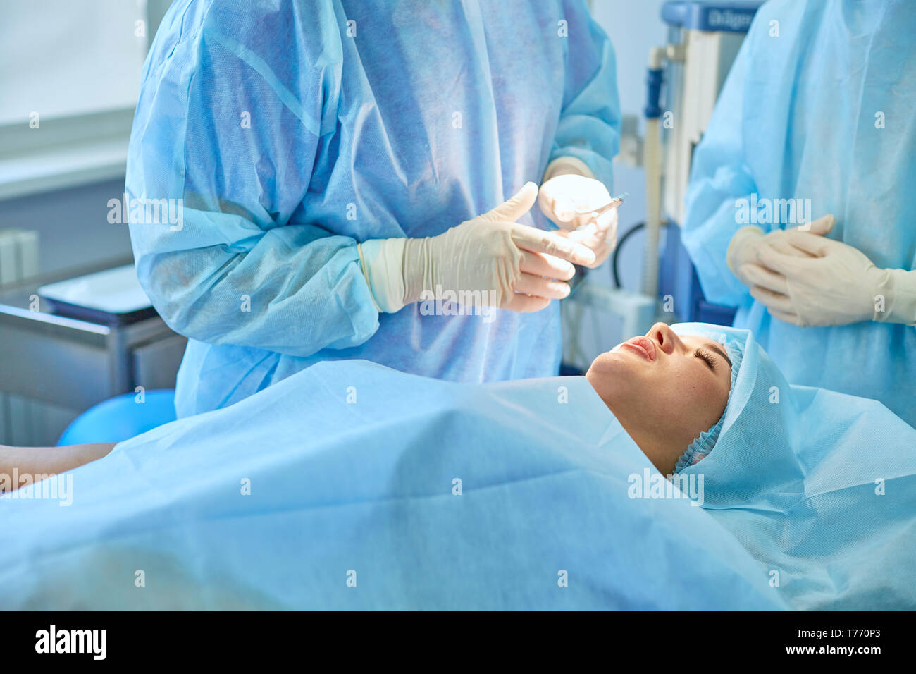 Surgical team in an operating theatre hi-res stock photography and ...